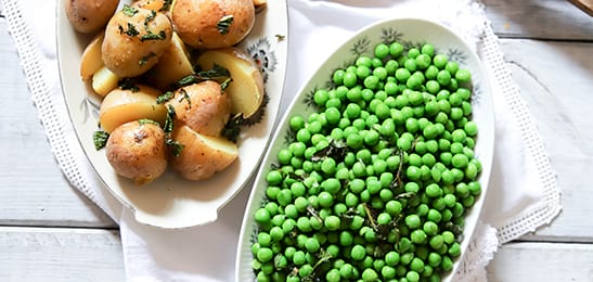 Nieuwe aardappelen met erwtjes en munt